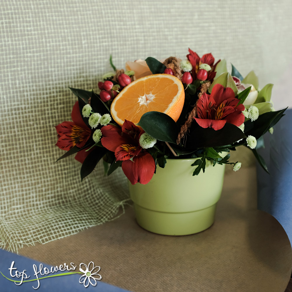 Аби - аранжировка със сввежи цветя и вкусен портокал. Top-Flowers