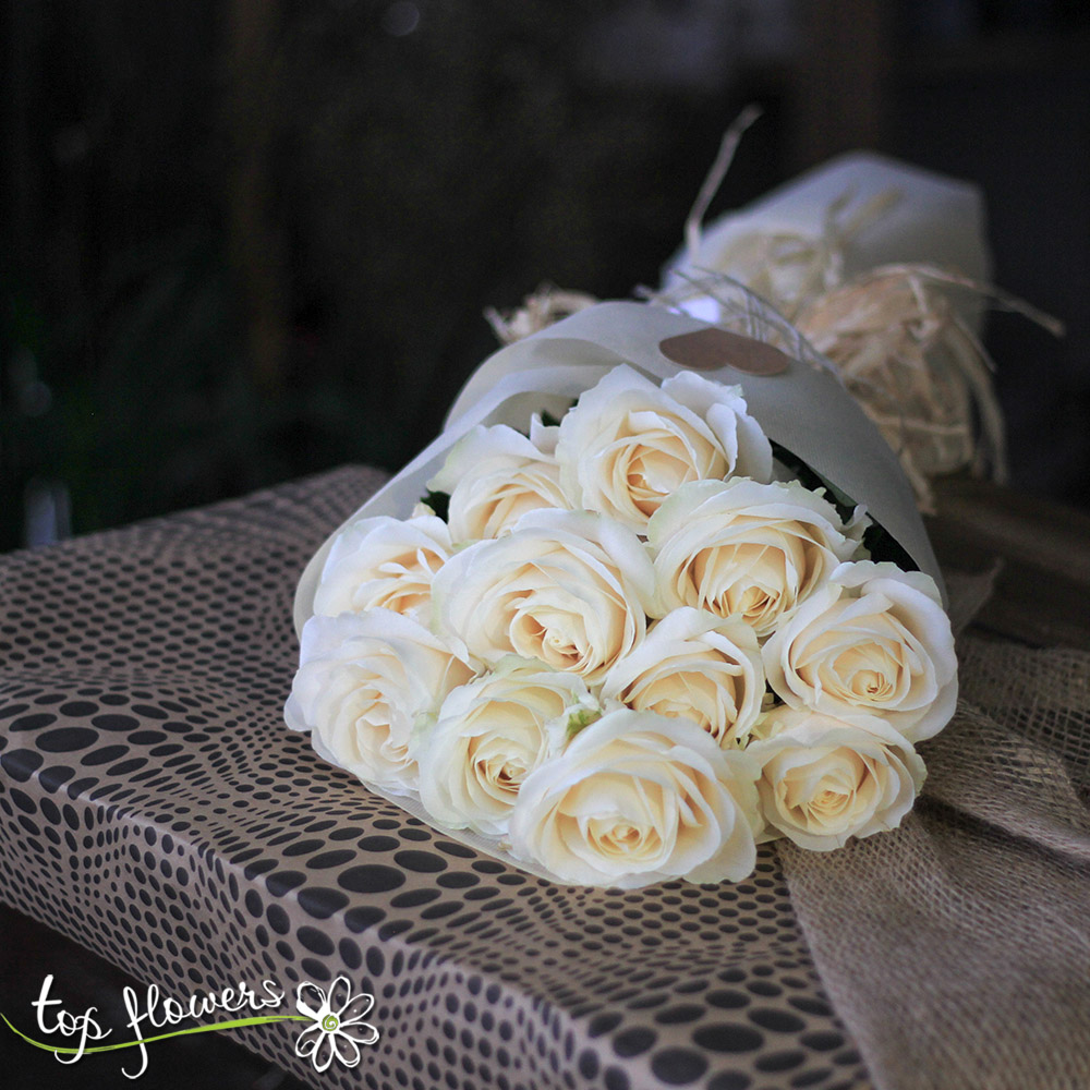Класически букет от бели рози в натурална опаковка. Top-Flowers