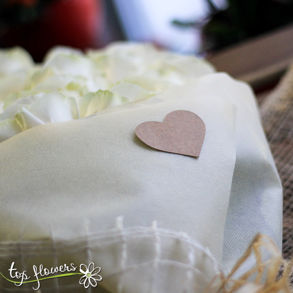 Класически букет от бели рози в натурална опаковка. Top-Flowers