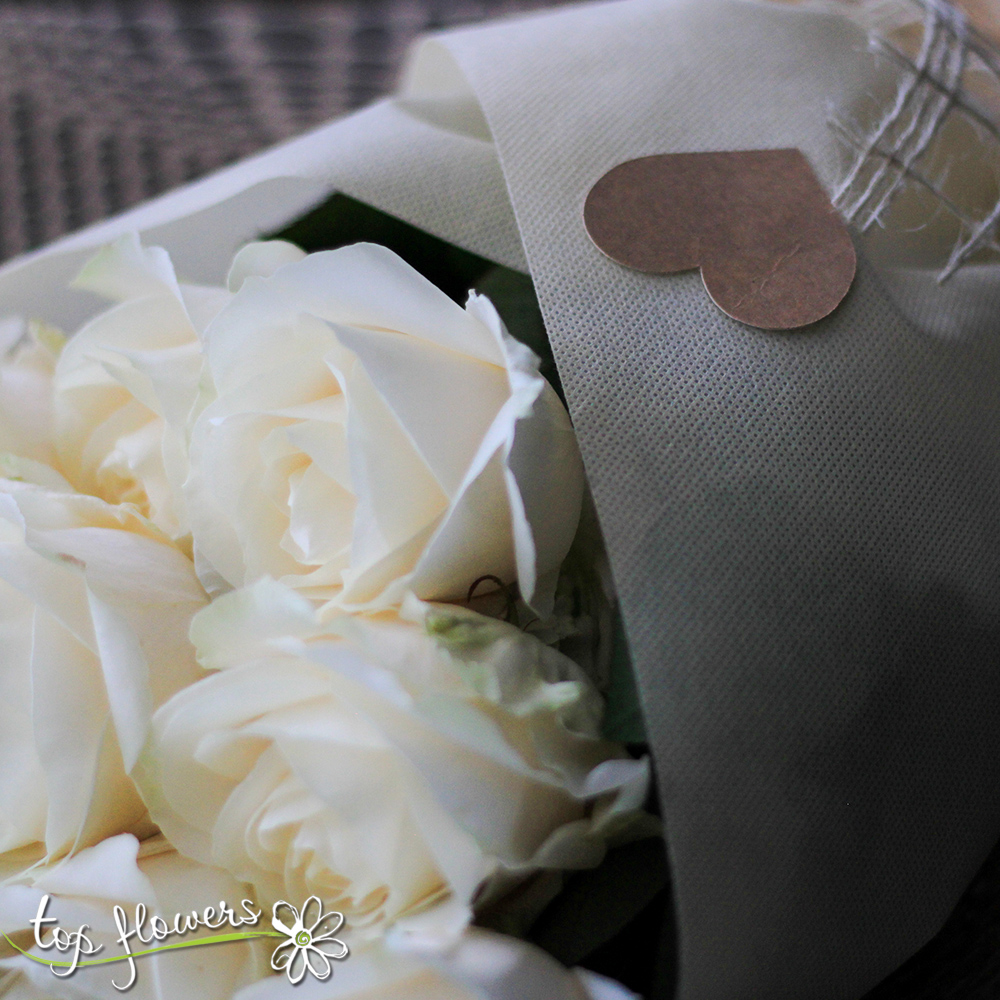 Класически букет от бели рози в натурална опаковка. Top-Flowers