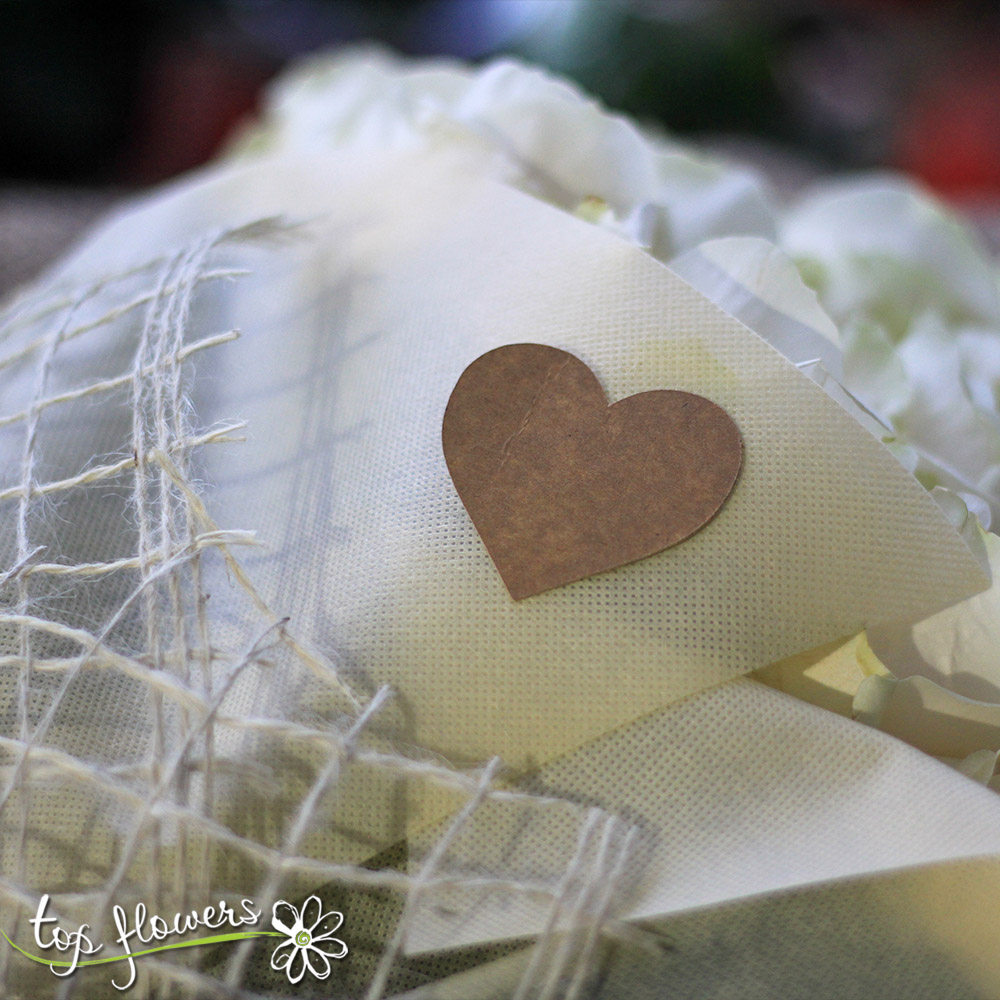 Класически букет от бели рози в натурална опаковка. Top-Flowers