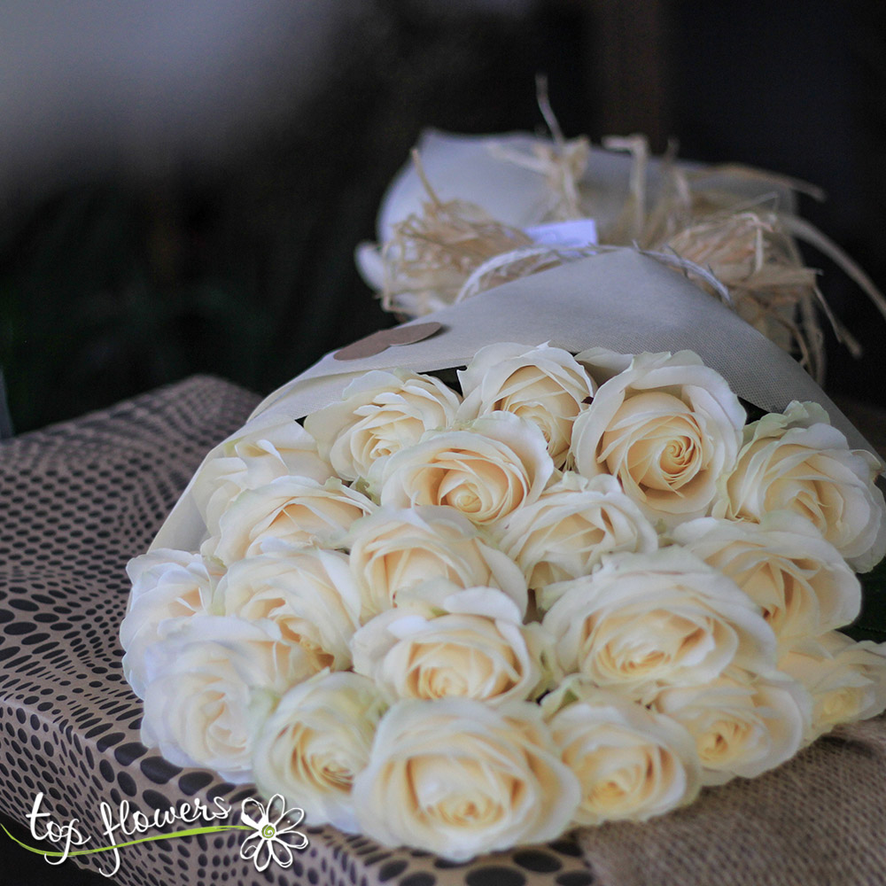 Класически букет от бели рози в натурална опаковка. Top-Flowers