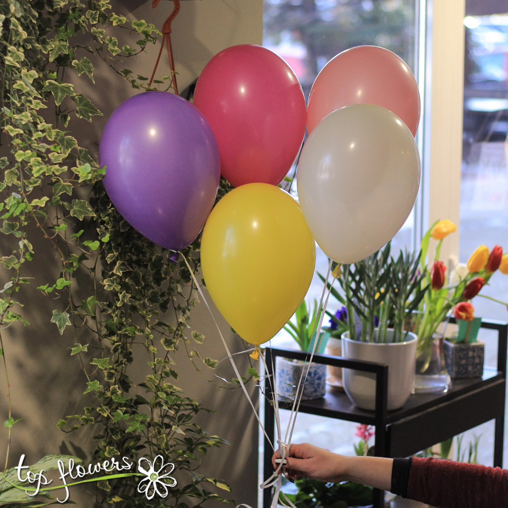 Цветни балони за всеки празник + доставка на цветя = щастие!