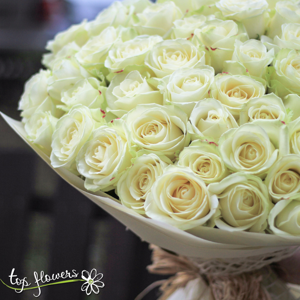 Класичски букет 51 бели рози. Деликатна доставка в страната.